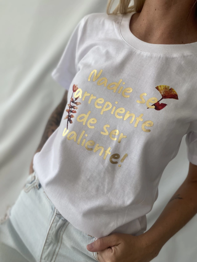Musculosa BASICA- NADIE SE ARREPIENTE DE SER VALIENTE Musculosa BASICA- NADIE SE ARREPIENTE DE SER VALIENTE